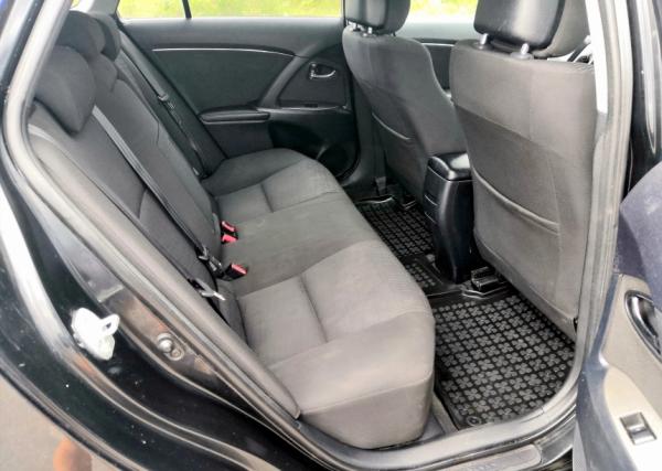 Black Toyota Avensis 2009 in Riga, with an engine capacity of 2.00 L and mileage of 350 thousand km for 3350 €, photo 8 on AUTOMOTO.COM.LV