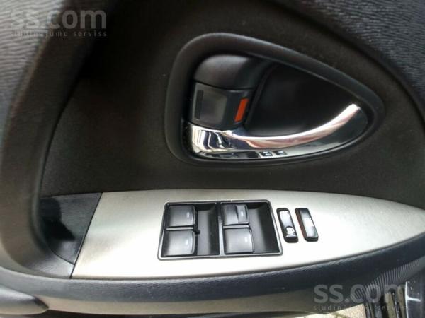 Black Toyota Avensis 2009 in Bauska, with an engine capacity of 2.00 L and mileage of 261 thousand km for 4300 €, photo 8 on AUTOMOTO.COM.LV