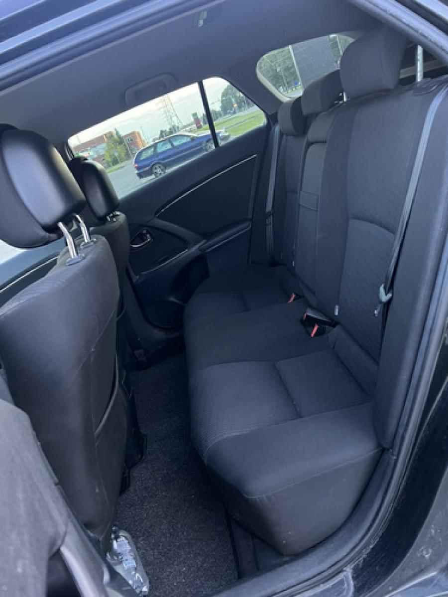 Black Toyota Avensis 2009 in Narva, with an engine capacity of 2.00 L and mileage of 437 thousand km for 2499 €, photo 12 on AUTOMOTO.COM.LV