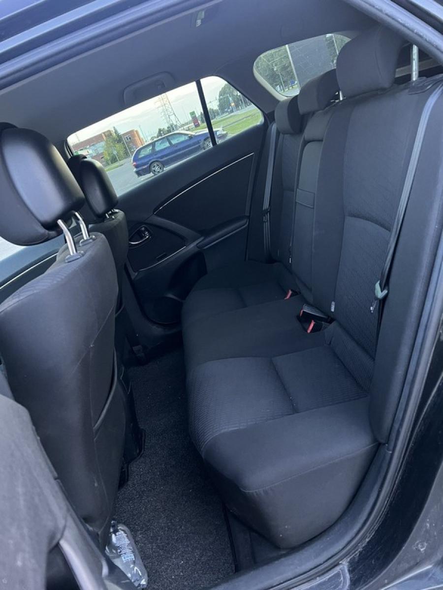 Black Toyota Avensis 2009 in Narva, with an engine capacity of 2.00 L and mileage of 437 thousand km for 2499 €, photo 23 on AUTOMOTO.COM.LV
