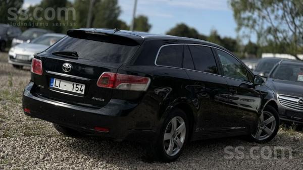 Black Toyota Avensis 2009 in Jelgava, with an engine capacity of 2.00 L and mileage of 312 thousand km for 3590 €, photo 3 on AUTOMOTO.COM.LV