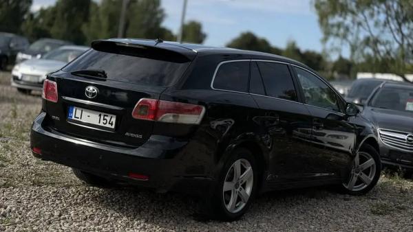 Black Toyota Avensis 2009 in Jelgava, with an engine capacity of 2.00 L and mileage of 312 thousand km for 3590 €, photo 3 on AUTOMOTO.COM.LV