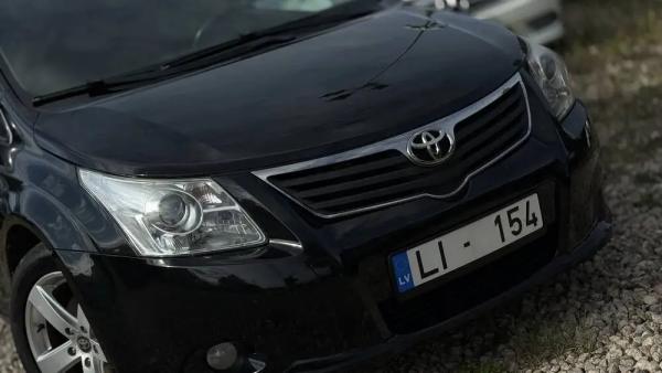 Black Toyota Avensis 2009 in Jelgava, with an engine capacity of 2.00 L and mileage of 312 thousand km for 3590 €, photo 5 on AUTOMOTO.COM.LV