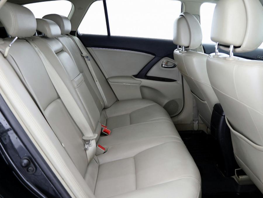 Black Toyota Avensis 2009 in Tallinn, with an engine capacity of 2.20 L and mileage of 366 thousand km for 2699 €, photo 8 on AUTOMOTO.COM.LV