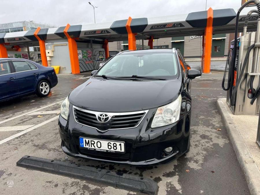 Black Toyota Avensis 2010 in Kaunas, with an engine capacity of 2.23 L and mileage of 300 thousand km for 3200 €, photo 1 on AUTOMOTO.COM.LV
