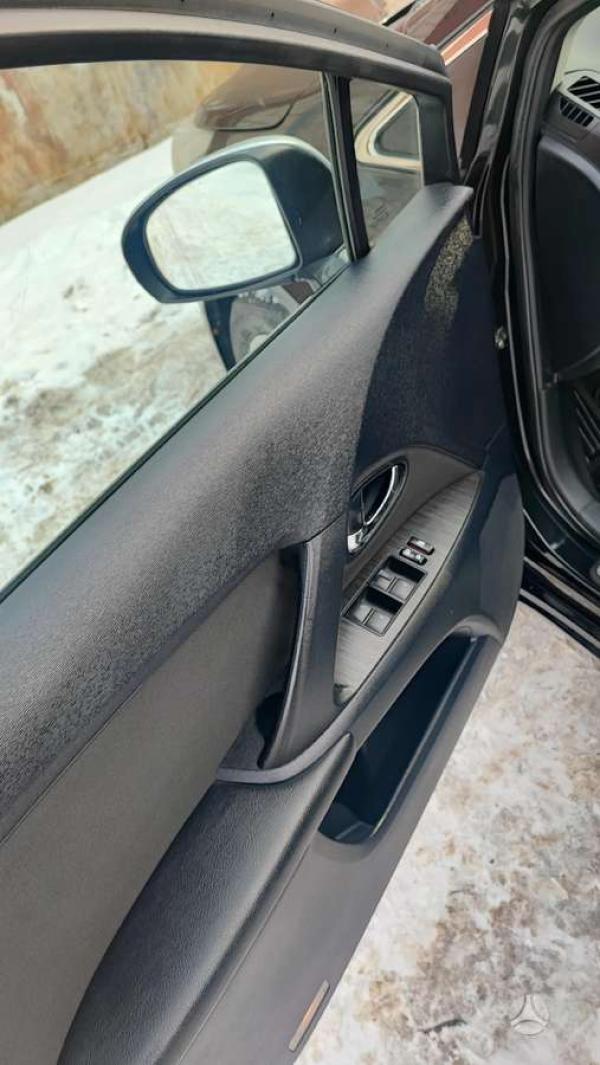Black Toyota Avensis 2010 in Prienai, with an engine capacity of 2.23 L and mileage of 288 thousand km for 4100 €, photo 11 on AUTOMOTO.COM.LV