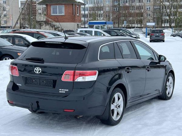 Black Toyota Avensis 2010 in Kedainiai, with an engine capacity of 2.23 L and mileage of 242 thousand km for 4250 €, photo 3 on AUTOMOTO.COM.LV