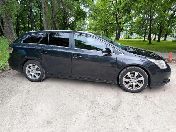 Black Toyota Avensis 2010 in Vilnius, with an engine capacity of 2.23 L and mileage of 164 thousand km for 4600 €, photo 3 on AUTOMOTO.COM.LV