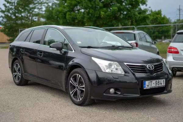Black Toyota Avensis 2010 in Liepaja, with an engine capacity of 2.20 L and mileage of 283 thousand km for 5950 €, photo 5 on AUTOMOTO.COM.LV