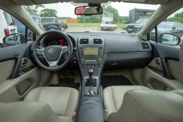 Black Toyota Avensis 2010 in Liepaja, with an engine capacity of 2.20 L and mileage of 283 thousand km for 5950 €, photo 7 on AUTOMOTO.COM.LV