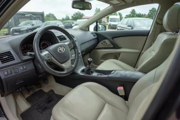 Black Toyota Avensis 2010 in Liepaja, with an engine capacity of 2.20 L and mileage of 283 thousand km for 5950 €, photo 8 on AUTOMOTO.COM.LV