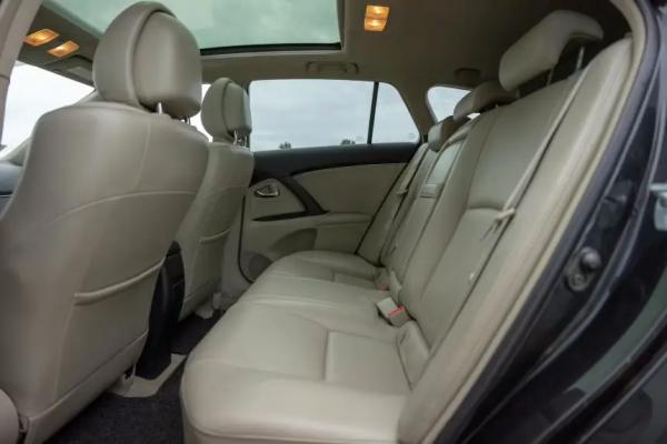 Black Toyota Avensis 2010 in Liepaja, with an engine capacity of 2.20 L and mileage of 283 thousand km for 5950 €, photo 9 on AUTOMOTO.COM.LV