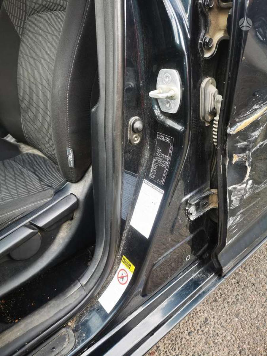 Black Toyota Avensis 2010 in Vilnius, with an engine capacity of 2.00 L and mileage of 389 thousand km for 1600 €, photo 12 on AUTOMOTO.COM.LV