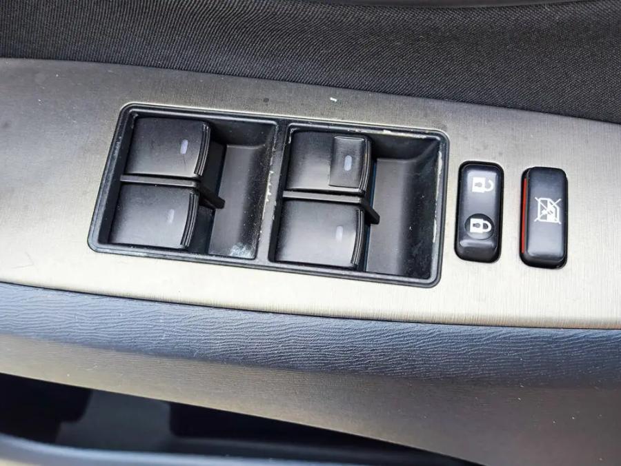 Melns Toyota Avensis 2010 Rīga, ar dzinēja tilpumu 2.20 L un nobraukumu 185 tūkst. km par 4700 €, foto 24 vietnē AUTOMOTO.COM.LV