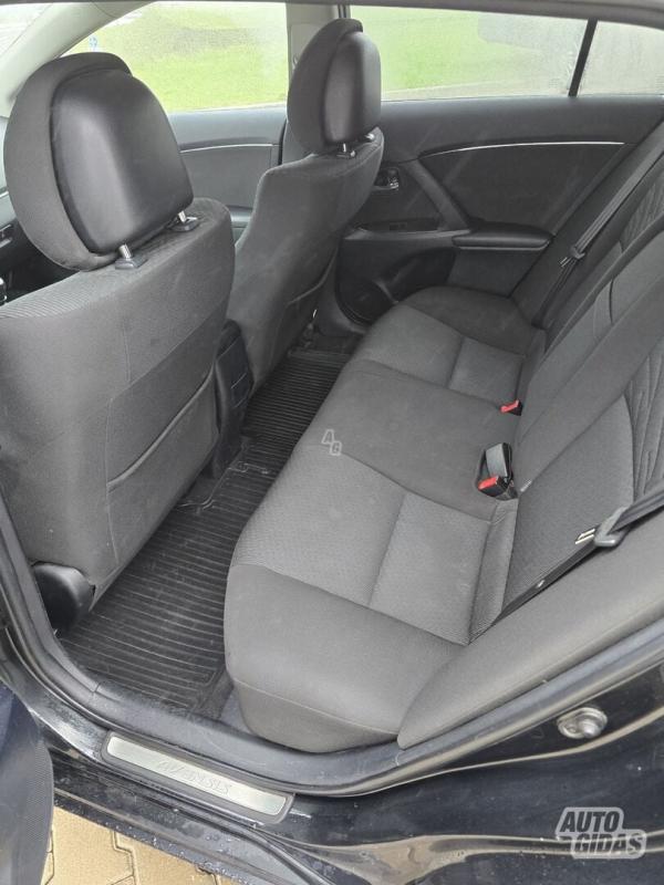 Toyota Avensis 2010 in Vilnius on AUTOMOTO.COM.LV Black Toyota Avensis 2010 in Vilnius, with an engine capacity of 2.00 L and mileage of 255 thousand km for 3450 €, photo 7 on AUTOMOTO.COM.LV