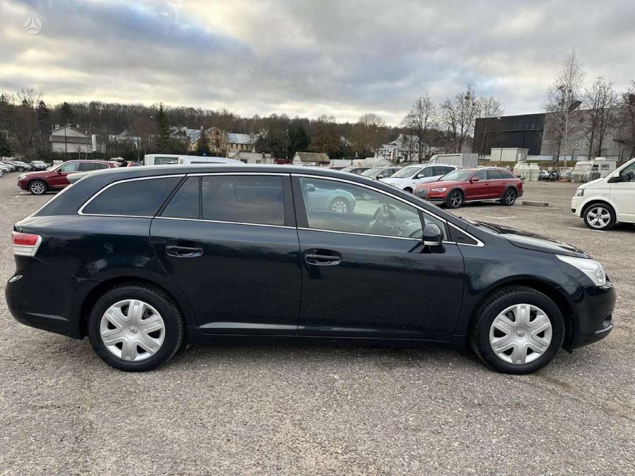 Black Toyota Avensis 2011 in Alytus, with an engine capacity of 1.80 L and mileage of 221 thousand km for 5950 €, photo 4 on AUTOMOTO.COM.LV