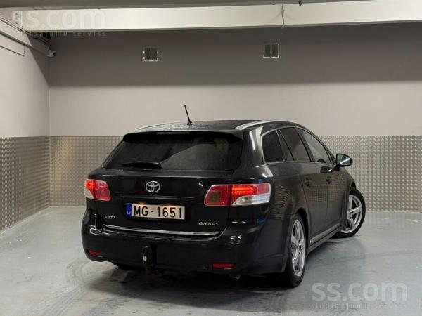 Black Toyota Avensis 2011 in Riga, with an engine capacity of 2.20 L and mileage of 284 thousand km for 5650 €, photo 2 on AUTOMOTO.COM.LV