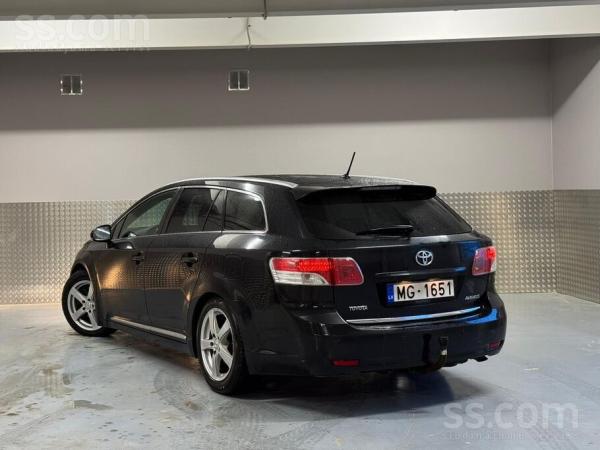 Black Toyota Avensis 2011 in Riga, with an engine capacity of 2.20 L and mileage of 284 thousand km for 5650 €, photo 4 on AUTOMOTO.COM.LV