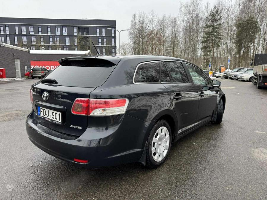 Black Toyota Avensis 2011 in Vilnius, with an engine capacity of 1.60 L and mileage of 220 thousand km for 4150 €, photo 3 on AUTOMOTO.COM.LV