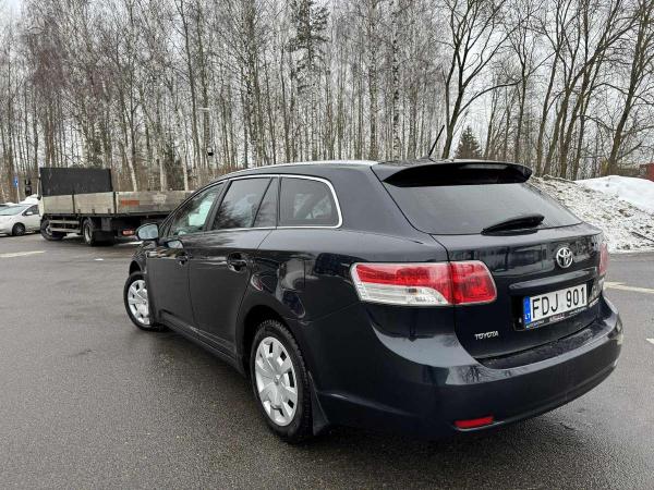 Black Toyota Avensis 2011 in Vilnius, with an engine capacity of 1.60 L and mileage of 220 thousand km for 4150 €, photo 4 on AUTOMOTO.COM.LV