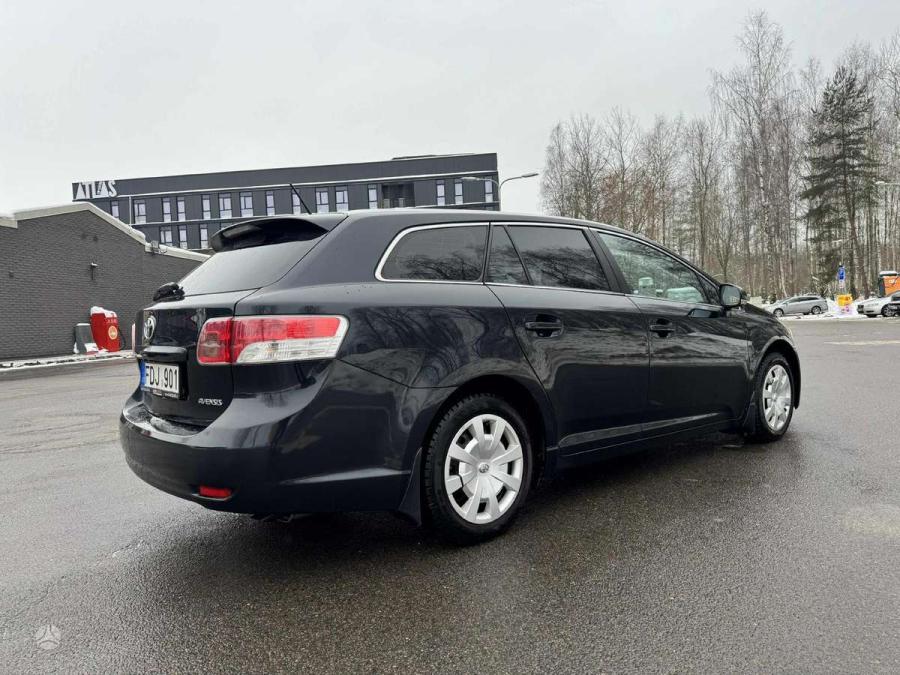 Black Toyota Avensis 2011 in Vilnius, with an engine capacity of 1.60 L and mileage of 220 thousand km for 4150 €, photo 8 on AUTOMOTO.COM.LV