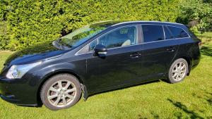 Melns Toyota Avensis 2011 Viļņa, ar dzinēja tilpumu 1.99 L un nobraukumu 145 tūkst. km par 7700 €, foto  vietnē AUTOMOTO.COM.LV