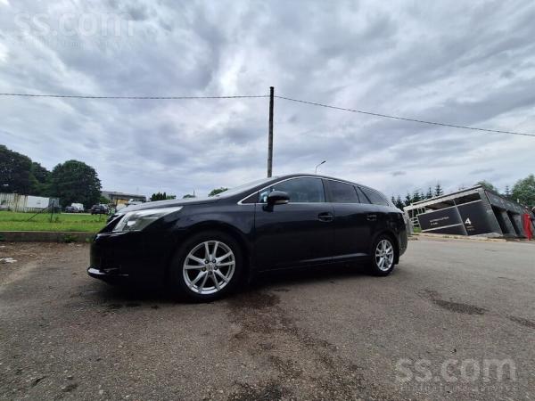 Black Toyota Avensis 2011 in Aizkraukle, with an engine capacity of 2.20 L and mileage of 286 thousand km for 2700 €, photo 4 on AUTOMOTO.COM.LV