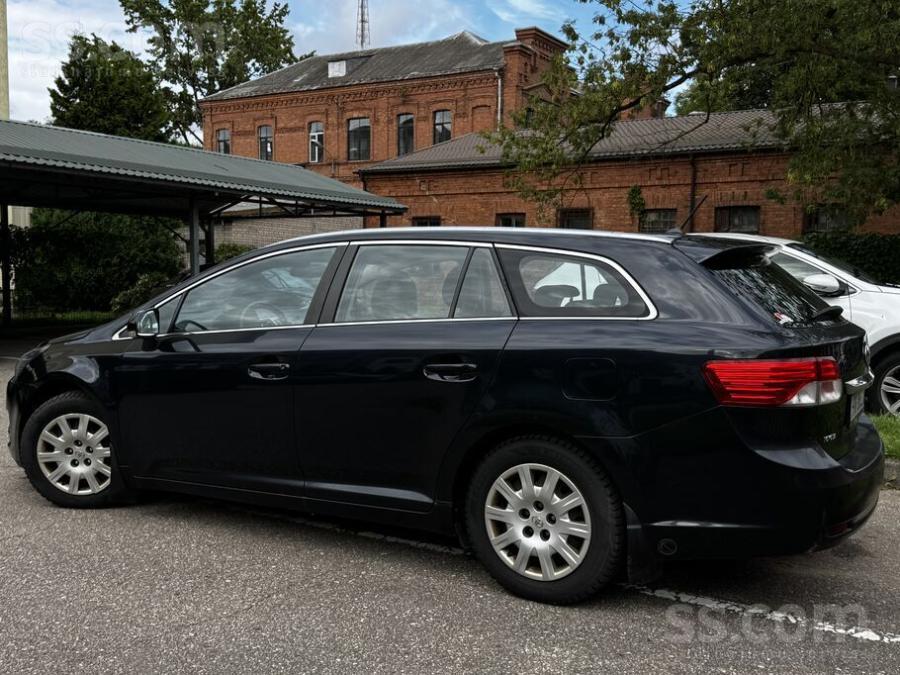 Black Toyota Avensis 2012 in Daugavpils, with an engine capacity of 1.80 L and mileage of 408 thousand km for 2500 €, photo 5 on AUTOMOTO.COM.LV