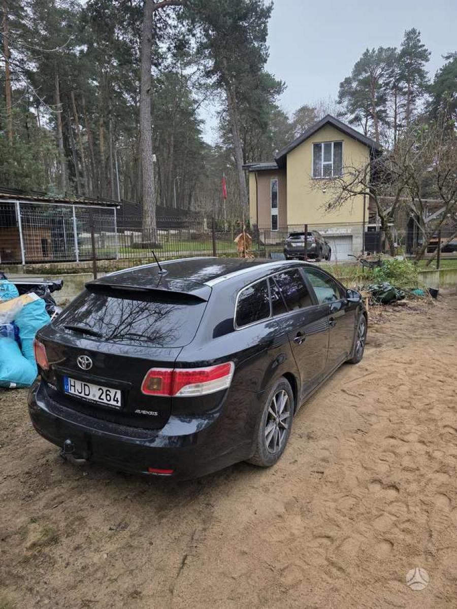 Black Toyota Avensis 2012 in Kaunas, with an engine capacity of 2.23 L and mileage of 272 thousand km for 4250 €, photo 2 on AUTOMOTO.COM.LV