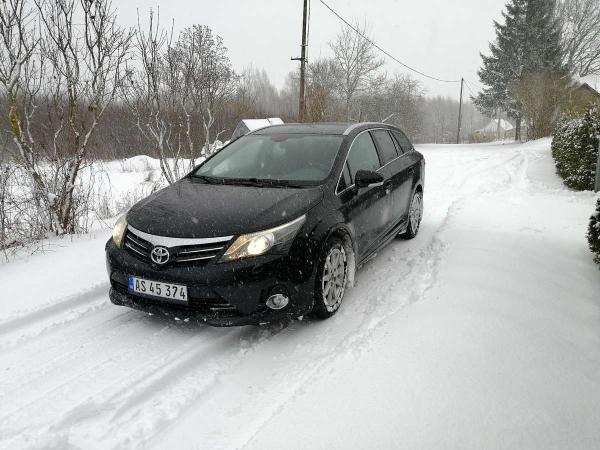 Melns Toyota Avensis 2012 Viļņa, ar dzinēja tilpumu 2.00 L un nobraukumu 300 tūkst. km par 5300 €, foto 2 vietnē AUTOMOTO.COM.LV