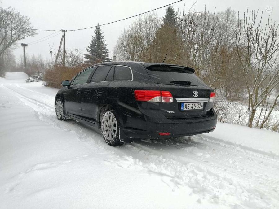 Melns Toyota Avensis 2012 Viļņa, ar dzinēja tilpumu 2.00 L un nobraukumu 300 tūkst. km par 5300 €, foto 3 vietnē AUTOMOTO.COM.LV