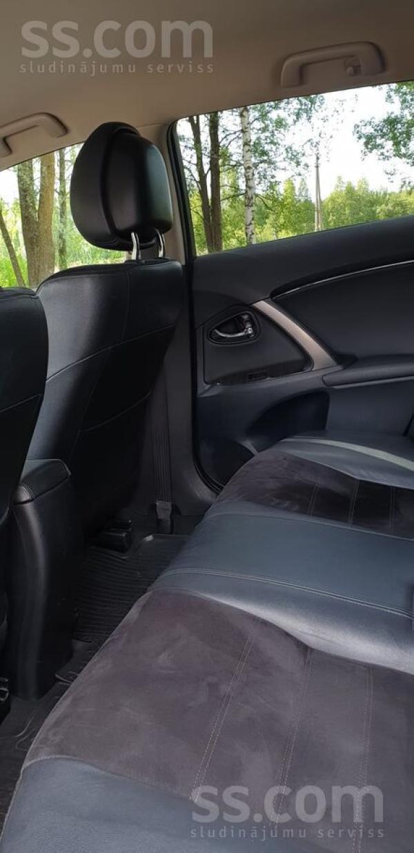 Black Toyota Avensis 2012 in Jurmala, with an engine capacity of 2.20 L and mileage of 398 thousand km for 4200 €, photo 4 on AUTOMOTO.COM.LV