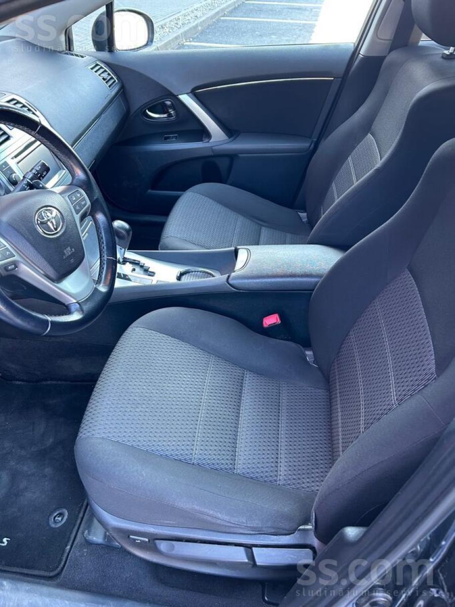 Black Toyota Avensis 2012 in Riga, with an engine capacity of 1.80 L and mileage of 264 thousand km for 5950 €, photo 11 on AUTOMOTO.COM.LV