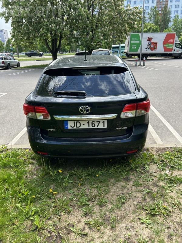 Black Toyota Avensis 2012 in Riga, with an engine capacity of 1.80 L and mileage of 265 thousand km for 5500 €, photo 3 on AUTOMOTO.COM.LV