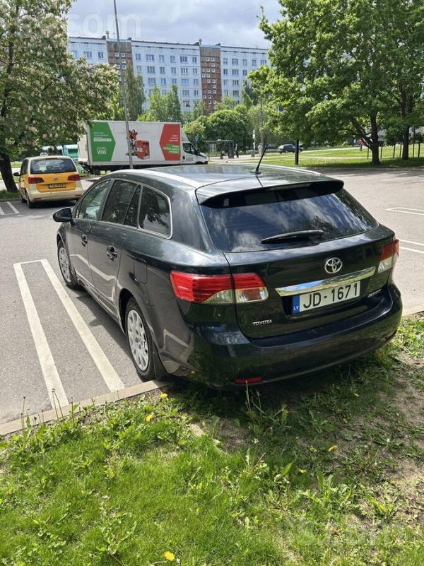 Black Toyota Avensis 2012 in Riga, with an engine capacity of 1.80 L and mileage of 265 thousand km for 5500 €, photo 4 on AUTOMOTO.COM.LV