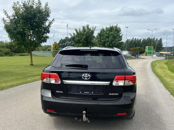 Black Toyota Avensis 2012 in Siauliai, with an engine capacity of 2.00 L and mileage of 232 thousand km for 5200 €, photo 5 on AUTOMOTO.COM.LV