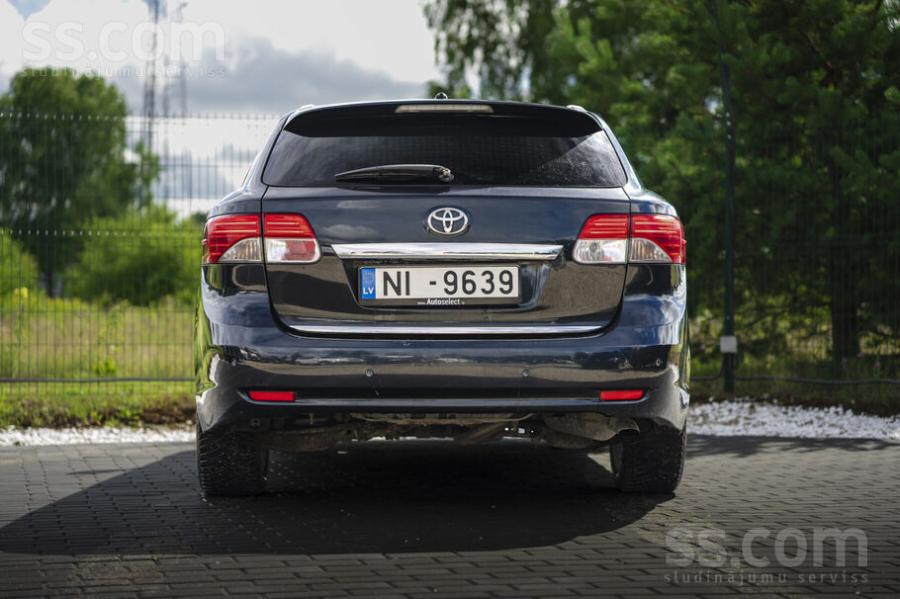 Black Toyota Avensis 2012 in Riga, with an engine capacity of 2.00 L and mileage of 284 thousand km for 4790 €, photo 6 on AUTOMOTO.COM.LV