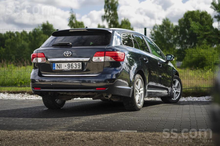 Black Toyota Avensis 2012 in Riga, with an engine capacity of 2.00 L and mileage of 284 thousand km for 4790 €, photo 7 on AUTOMOTO.COM.LV