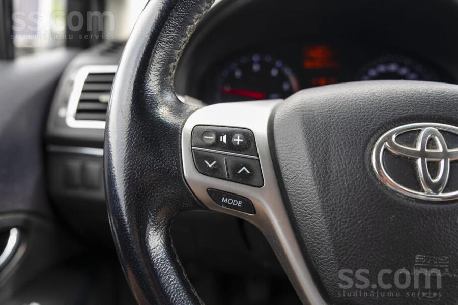 Black Toyota Avensis 2012 in Riga, with an engine capacity of 2.00 L and mileage of 284 thousand km for 4790 €, photo 14 on AUTOMOTO.COM.LV