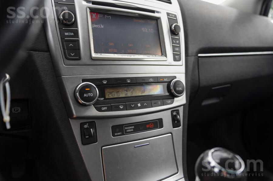 Black Toyota Avensis 2012 in Riga, with an engine capacity of 2.00 L and mileage of 284 thousand km for 4790 €, photo 22 on AUTOMOTO.COM.LV