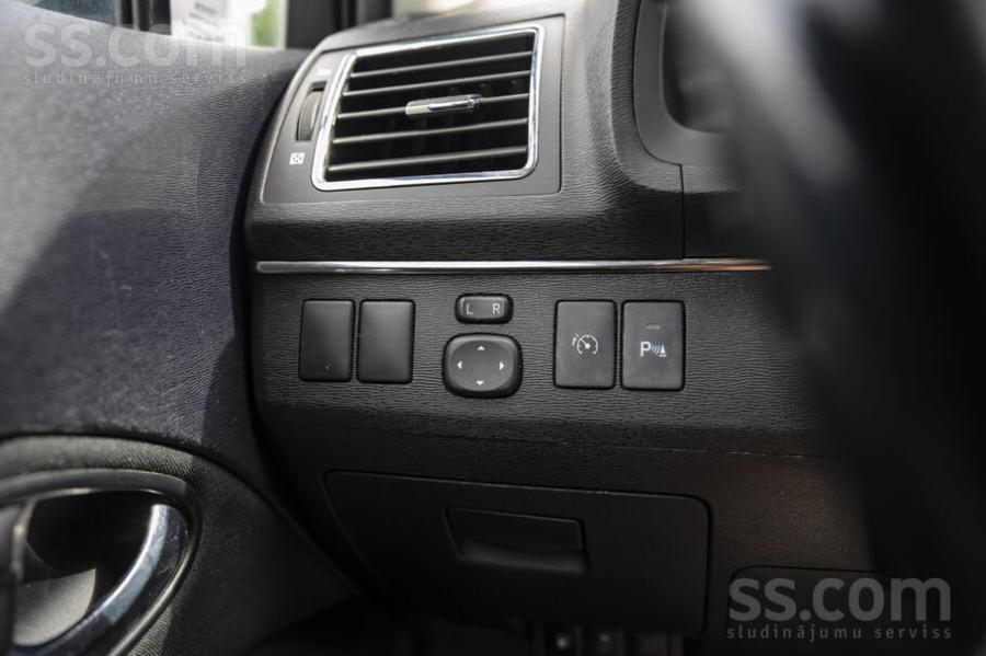Black Toyota Avensis 2012 in Riga, with an engine capacity of 2.00 L and mileage of 284 thousand km for 4790 €, photo 24 on AUTOMOTO.COM.LV