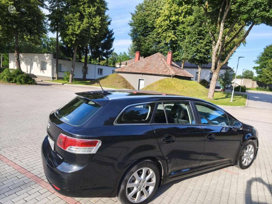 Black Toyota Avensis 2012 in Kretinga, with an engine capacity of 2.23 L and mileage of 274 thousand km for 3950 €, photo 3 on AUTOMOTO.COM.LV