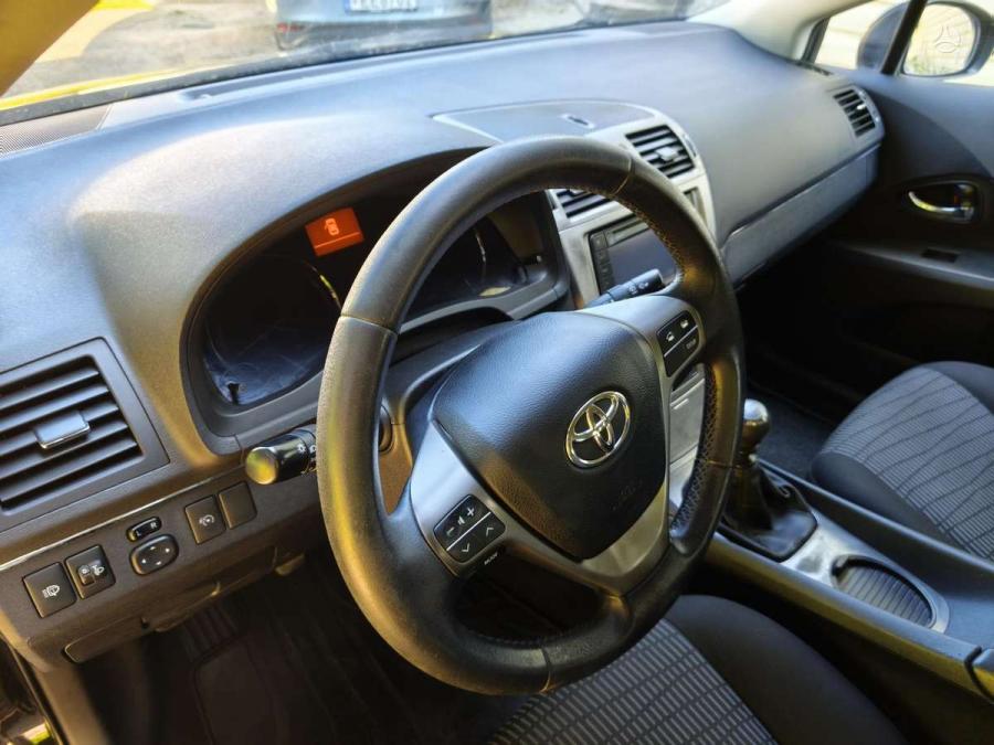 Black Toyota Avensis 2012 in Kretinga, with an engine capacity of 2.23 L and mileage of 274 thousand km for 3950 €, photo 18 on AUTOMOTO.COM.LV