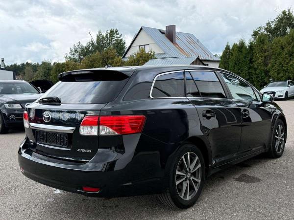 Black Toyota Avensis 2012 in Utena, with an engine capacity of 2.00 L and mileage of 197 thousand km for 5950 €, photo 6 on AUTOMOTO.COM.LV