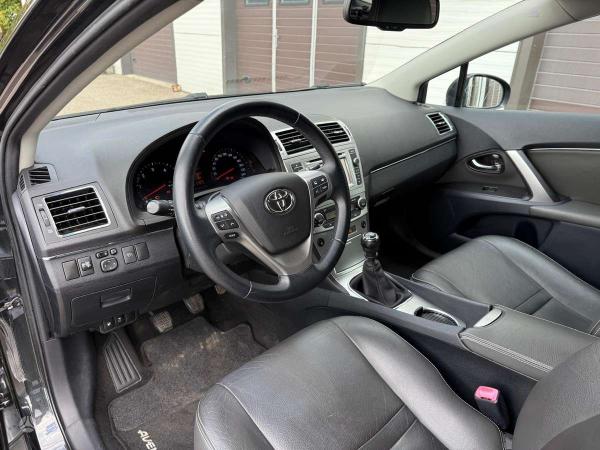 Black Toyota Avensis 2012 in Utena, with an engine capacity of 2.00 L and mileage of 197 thousand km for 5950 €, photo 10 on AUTOMOTO.COM.LV