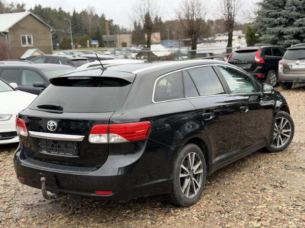 Black Toyota Avensis 2013 in Utena, with an engine capacity of 1.80 L and mileage of 260 thousand km for 4990 €, photo 2 on AUTOMOTO.COM.LV