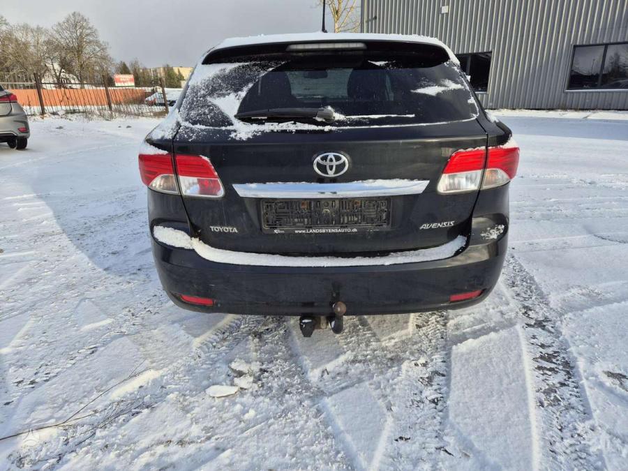 Black Toyota Avensis 2013 in Taurage, with an engine capacity of 1.80 L and mileage of 336 thousand km for 3500 €, photo 5 on AUTOMOTO.COM.LV