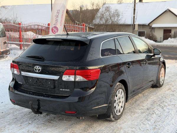 Black Toyota Avensis 2013 in Vilnius, with an engine capacity of 2.00 L and mileage of 304 thousand km for 4600 €, photo 4 on AUTOMOTO.COM.LV