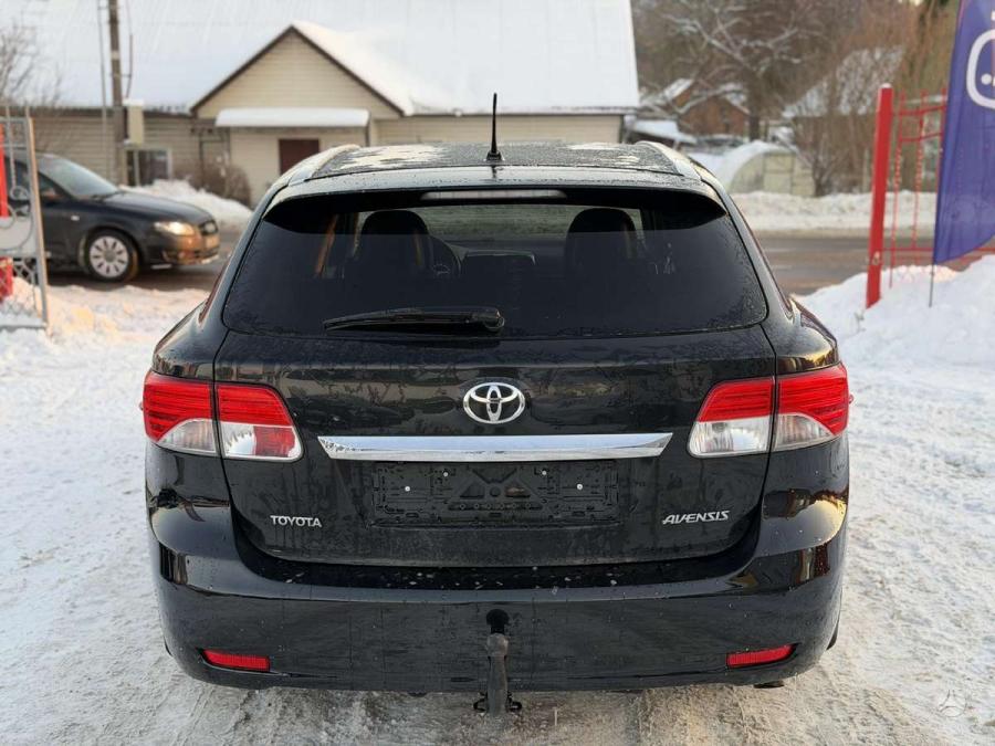 Black Toyota Avensis 2013 in Vilnius, with an engine capacity of 2.00 L and mileage of 304 thousand km for 4600 €, photo 5 on AUTOMOTO.COM.LV