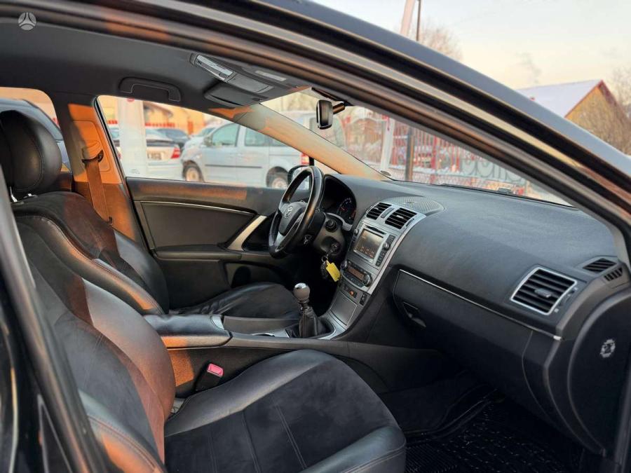 Black Toyota Avensis 2013 in Vilnius, with an engine capacity of 2.00 L and mileage of 304 thousand km for 4600 €, photo 8 on AUTOMOTO.COM.LV